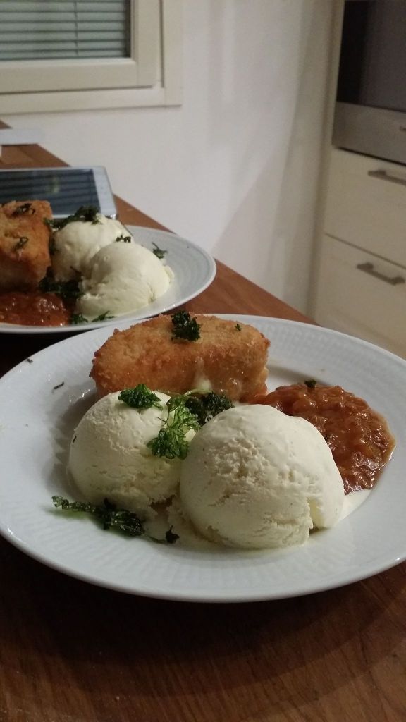 Friterad Camembert m. hjortronsylt & vaniljglass.. – niklasmiddag